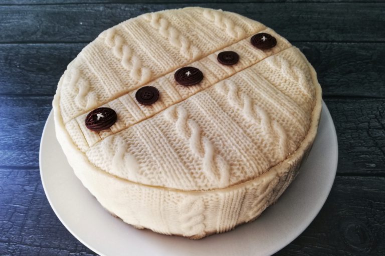 Cable-knit marzipan Christmas cake | Susie's Kitchen